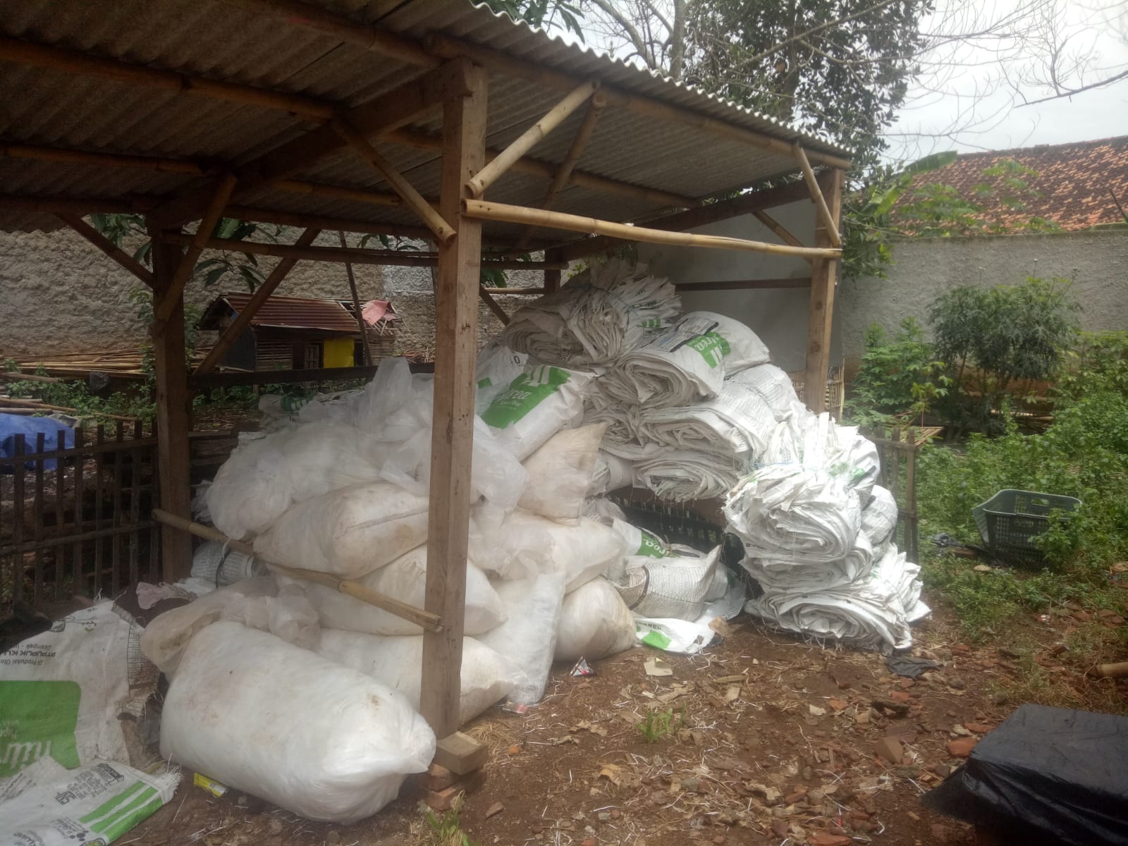 Dlhk Karawang Tumpukan Karung Bekas Urea Di Kampung Lampean Bukan