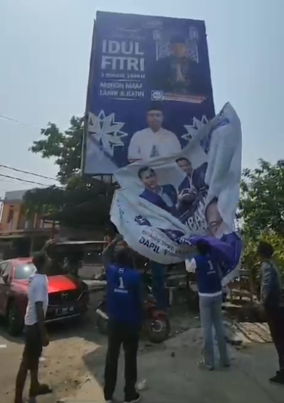 Kecewa, Kader Demokrat Karawang Turunkan Ratusan Baliho Anies Baswedan ... Kecewa, Kader Demokrat Karawang Turunkan Ratusan Baliho Anies Baswedan ...